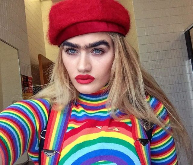 Une Mannequin Refuse Dépiler Son Monosourcil Et Défie Les Stéréotypes