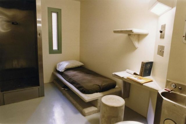 Voici à quoi ressemblent 37 cellules de prison du monde entier - ipnoze