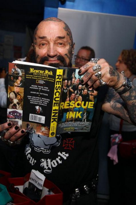 Ce groupe de motards détruit les réseaux de combats de chiens et sauve ...