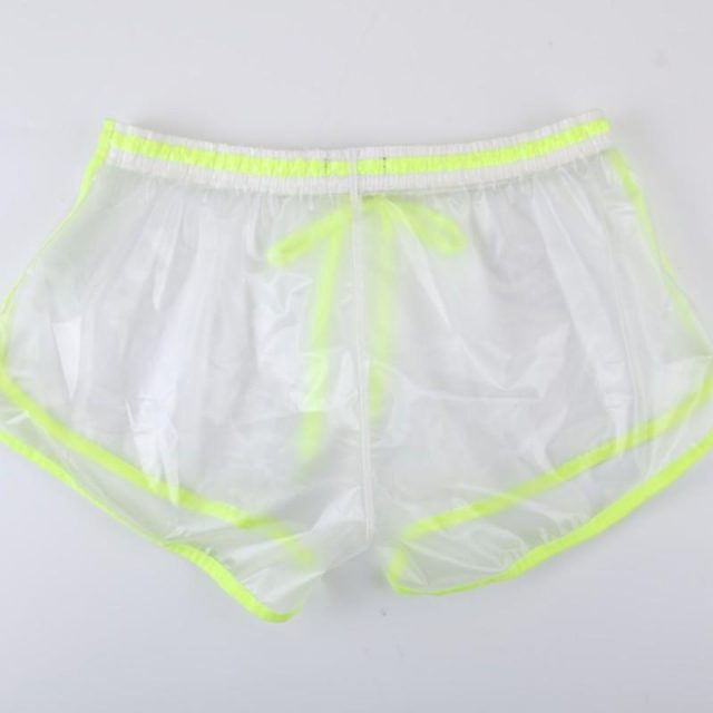 Le short en plastique transparent pour hommes est la nouvelle tendance ...