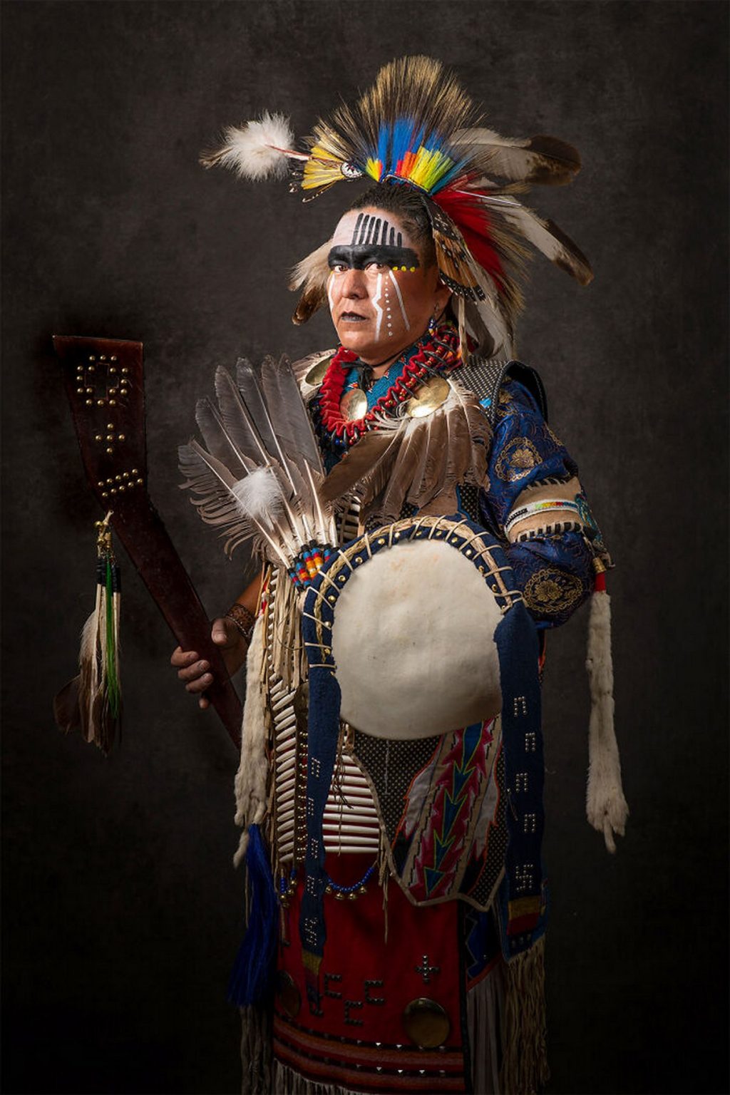 16 portraits authentiques d’Amérindiens vêtus de costumes traditionnels ...