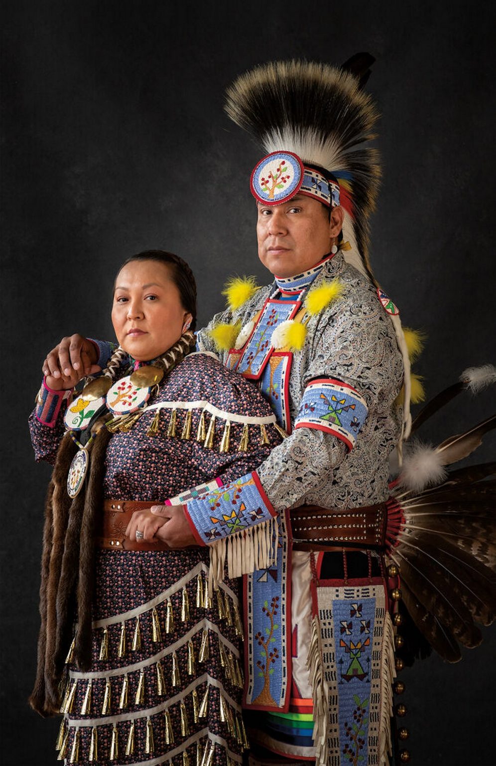 16 portraits authentiques d’Amérindiens vêtus de costumes traditionnels ...