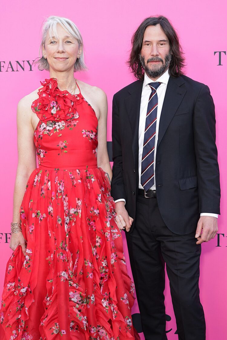 Keanu Reeves embrasse sa petite amie Alexandra Grant sur le tapis rouge