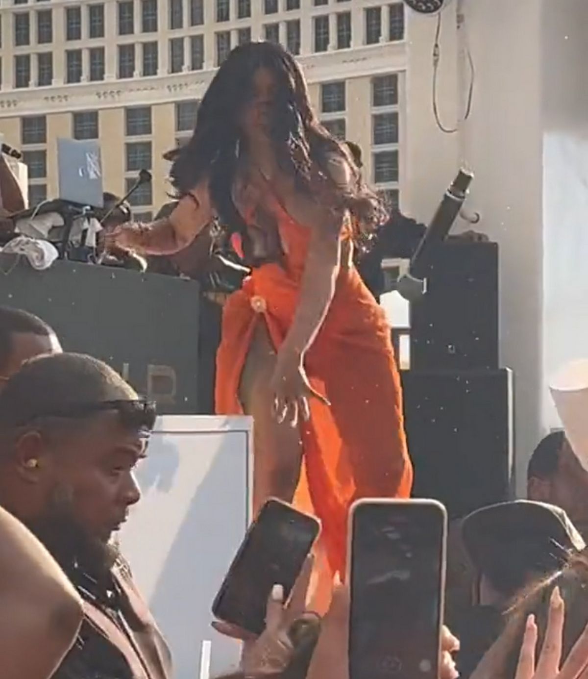 Cardi B lance son micro à une fan qui lui a jeté un verre à la figure ... Cardi B lance son micro à une fan qui lui a jeté un verre à la figure ...