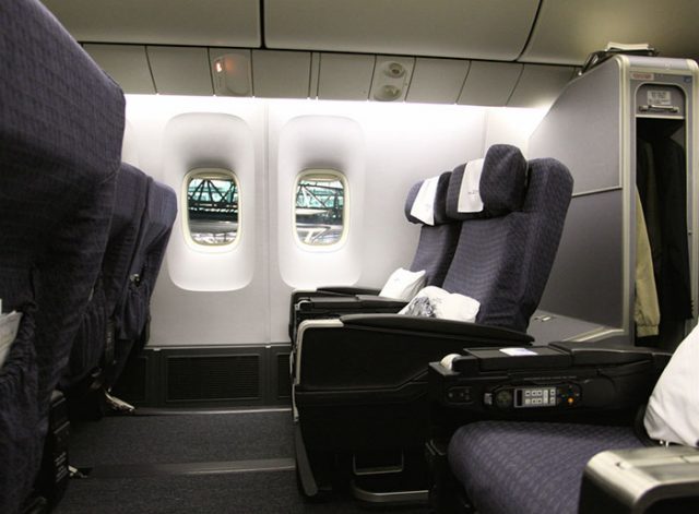 Un papa obèse découvre qu’il a besoin de 2 sièges pour être évacué en ...