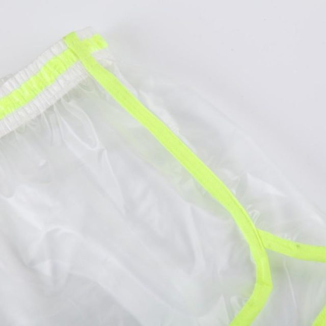 Le short en plastique transparent pour hommes est la nouvelle tendance ...