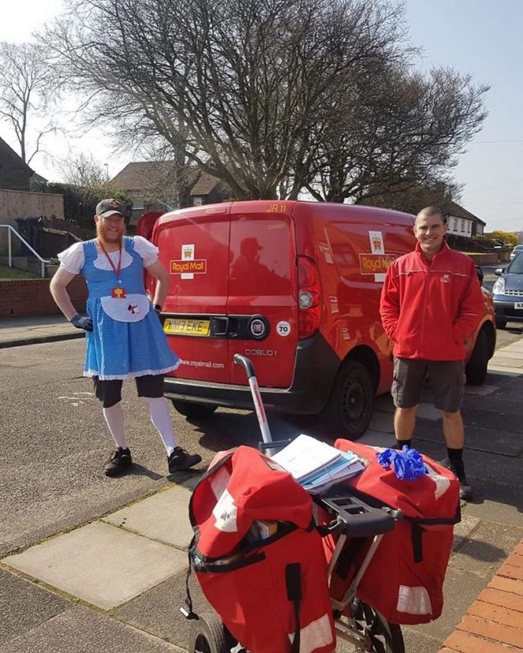 Ce facteur livre le courrier vêtu de costumes drôles pour remonter le ...
