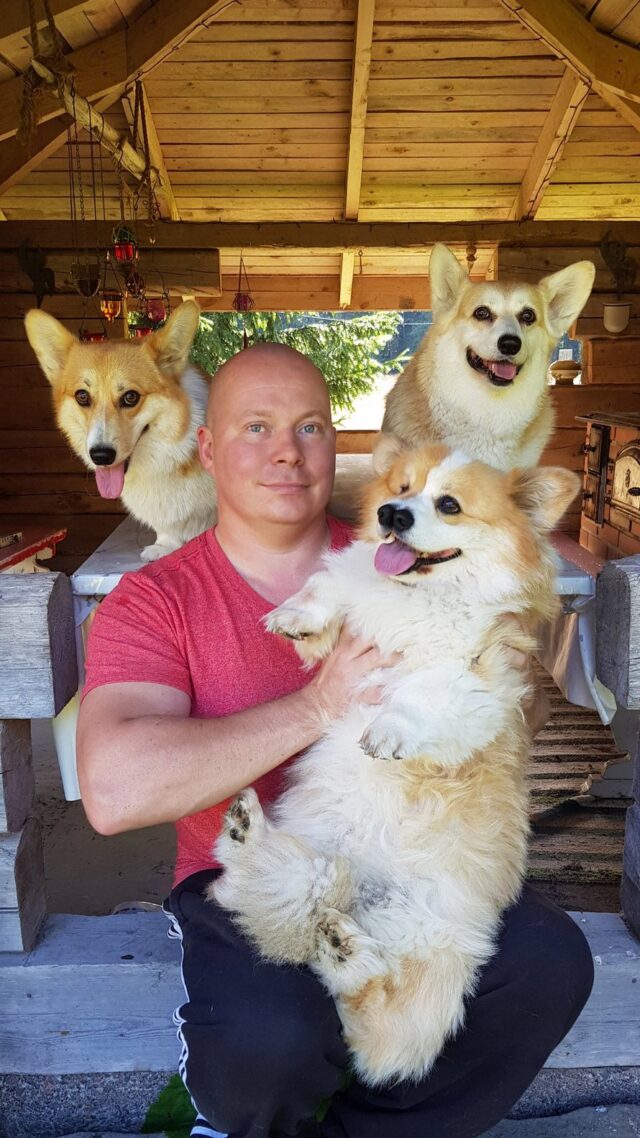 Un corgi né avec un oeil et deux nez déjoue les pronostics et vit la ...