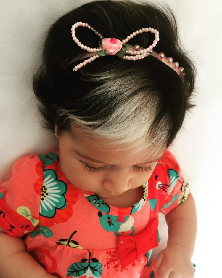 Cette petite fille de deux ans est née avec une mèche blanche dans les ...