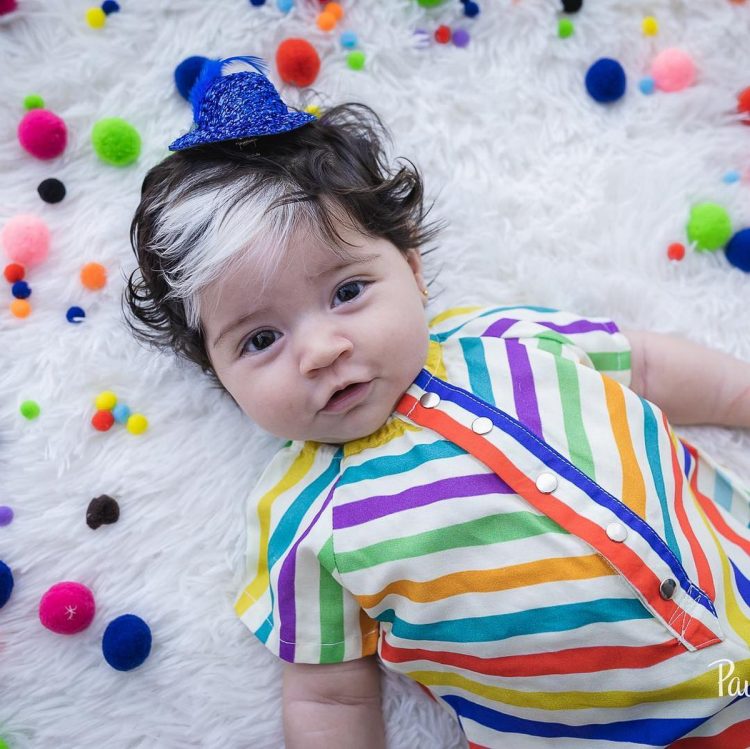 Cette petite fille de deux ans est née avec une mèche blanche dans les ...