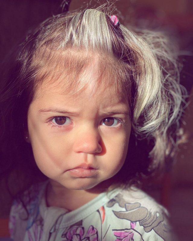 Cette petite fille de deux ans est née avec une mèche blanche dans les ...