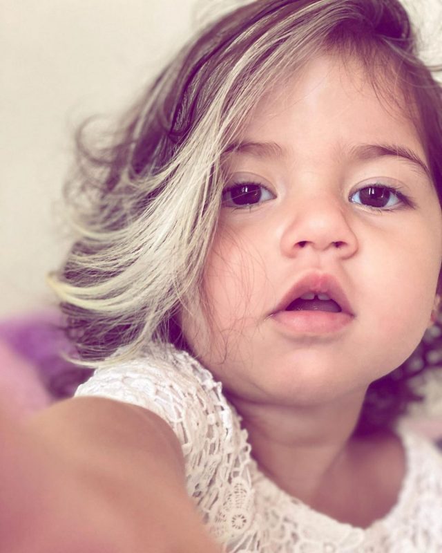 Cette petite fille de deux ans est née avec une mèche blanche dans les ...