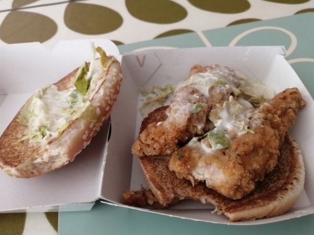 Une femme végétarienne depuis 45 ans a vomi parce que le burger qu’elle ...