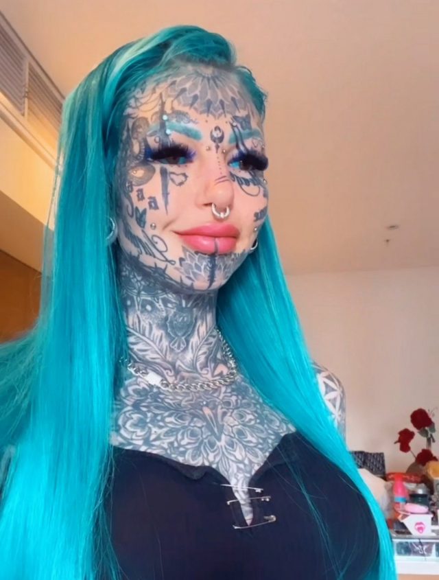 Cette femme qui est devenue aveugle après s’être fait tatouer les yeux ...