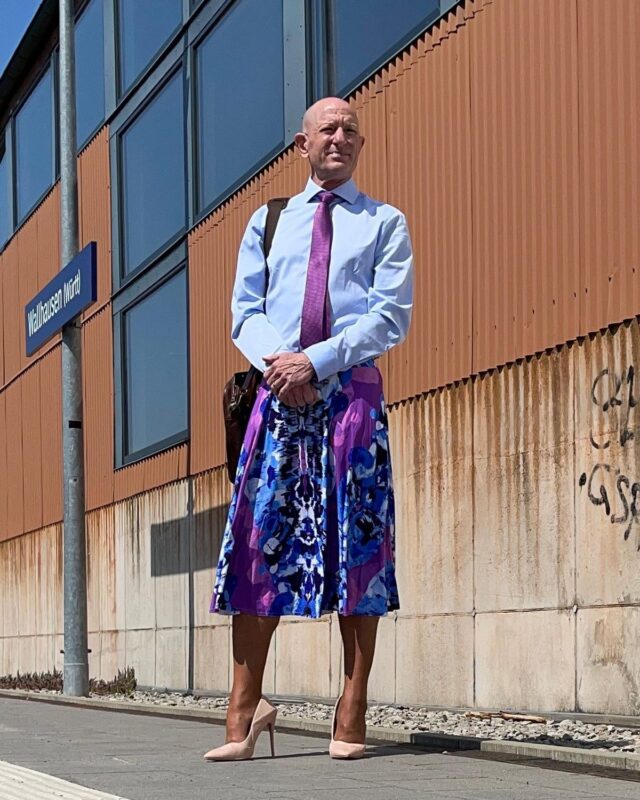 Un homme porte des talons et des jupes au bureau et affirme que sa femme « s’en moque » malgré ...