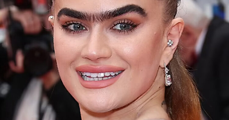 La mannequin Sophia Hadjipanteli exhibe son monosourcil au Festival de ...