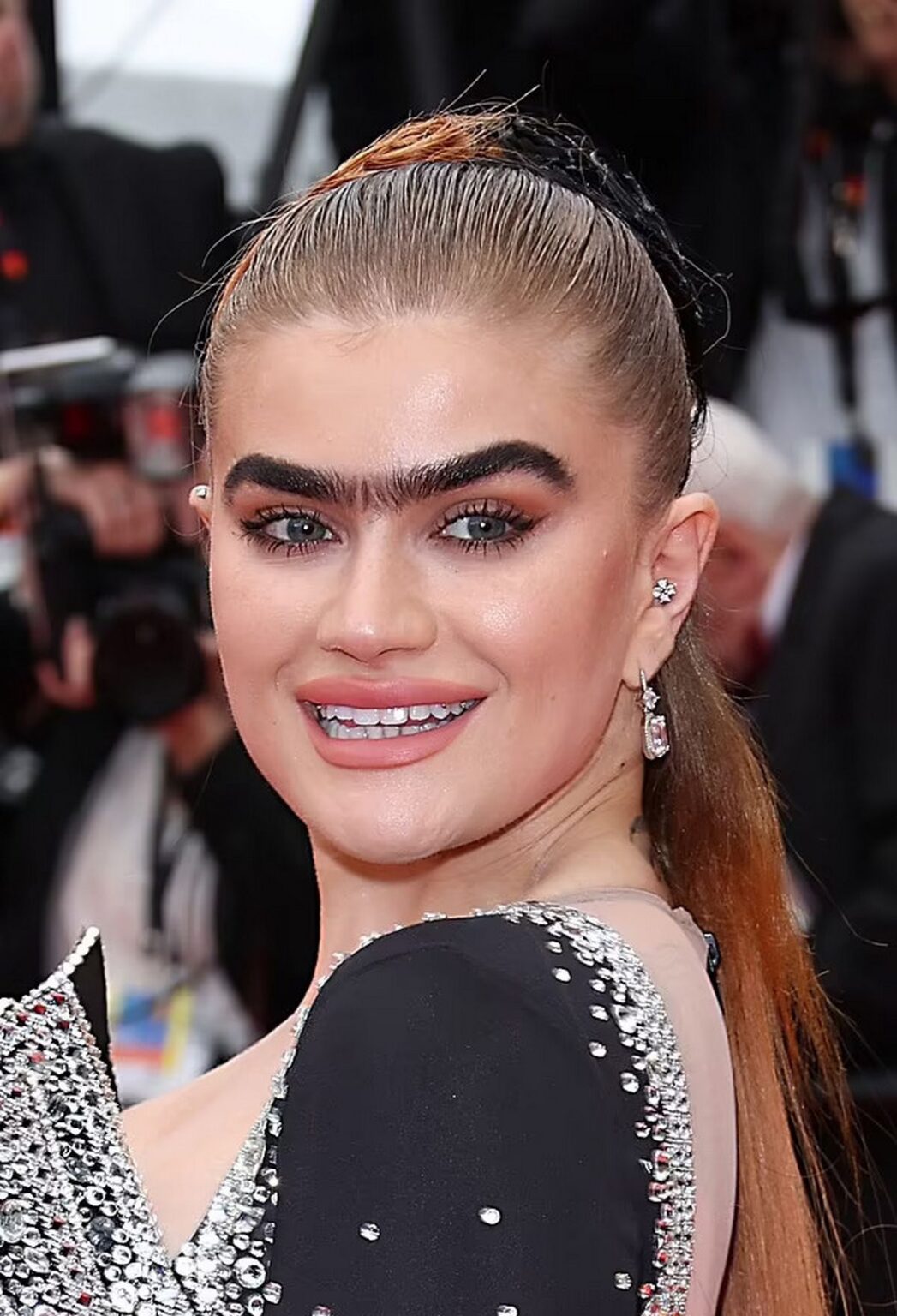 La mannequin Sophia Hadjipanteli exhibe son monosourcil au Festival de ...