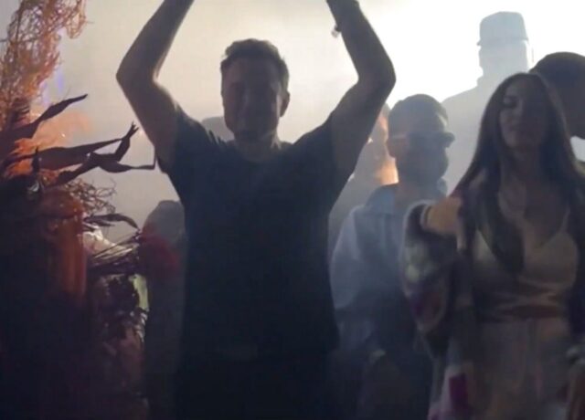 Elon Musk danse bizarrement lors d’une rave party et est ridiculisé par ...