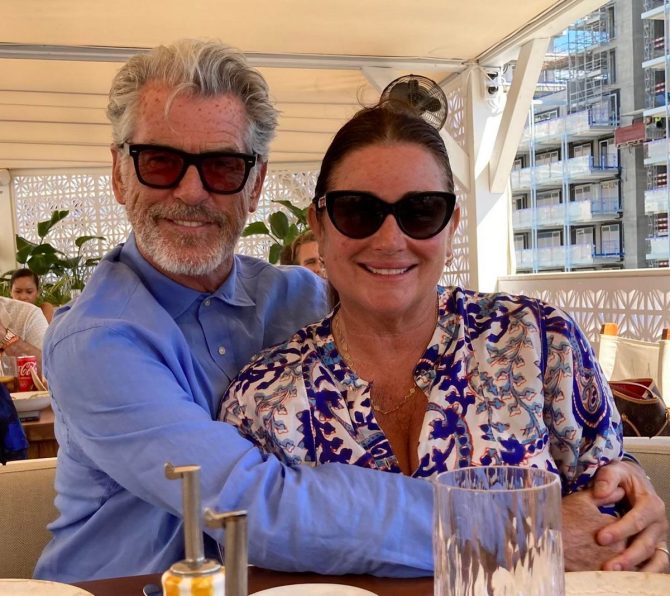 Pierce Brosnan offre à sa femme Keely 60 roses rouges pour son 60e ...